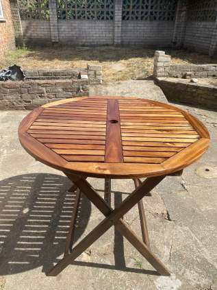 Solid wood foldable garden table | L.H.R. Furniture